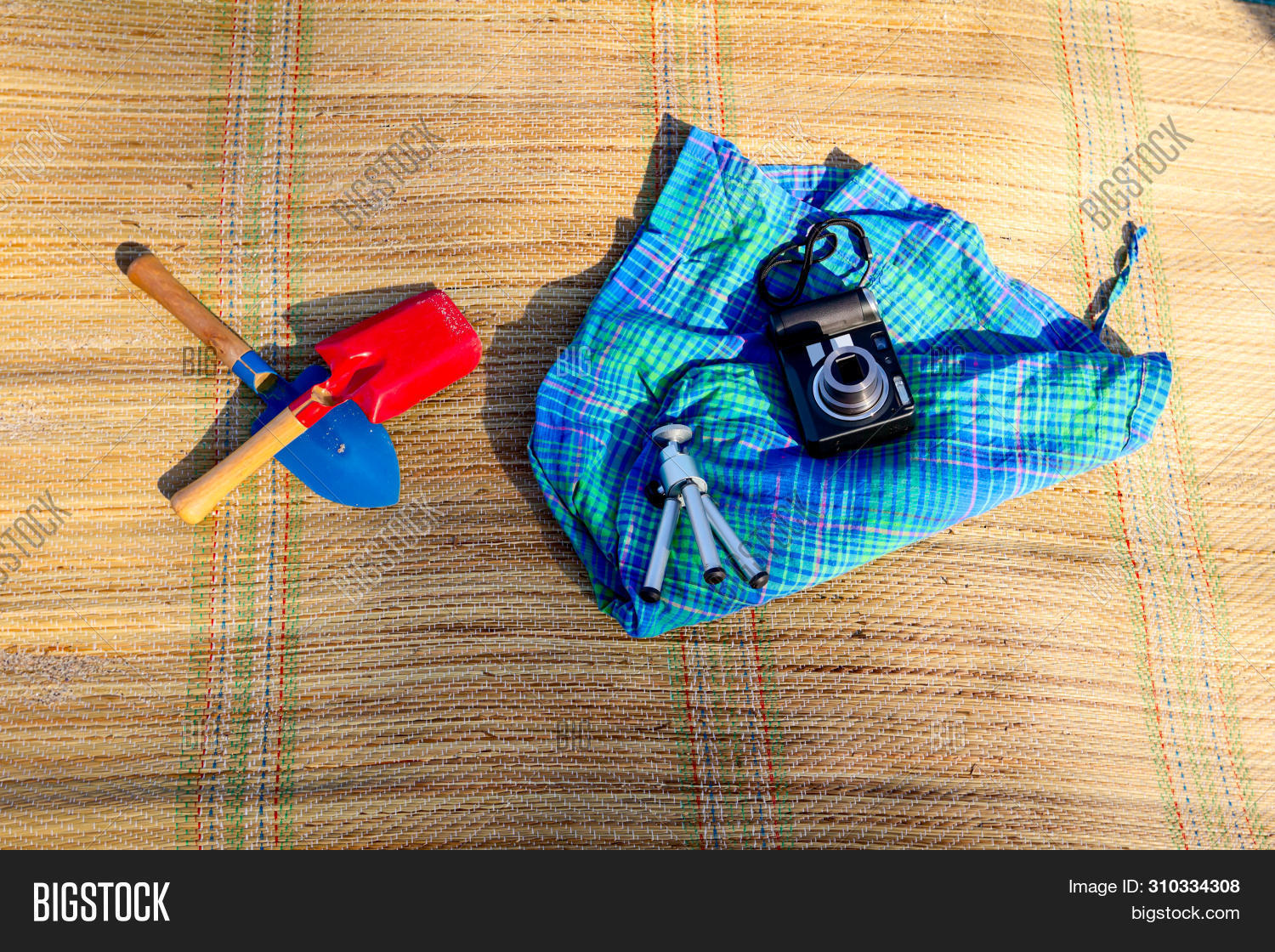 Small Spade Shovel Image & Photo (Free Trial) | Bigstock