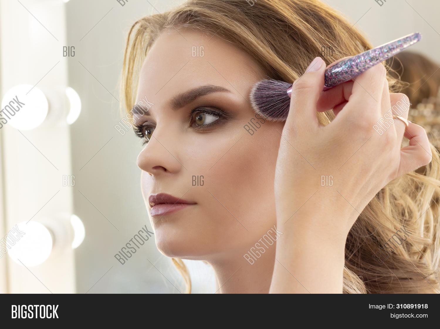 Imagen y foto Makeup Artist Puts (prueba gratis) | Bigstock