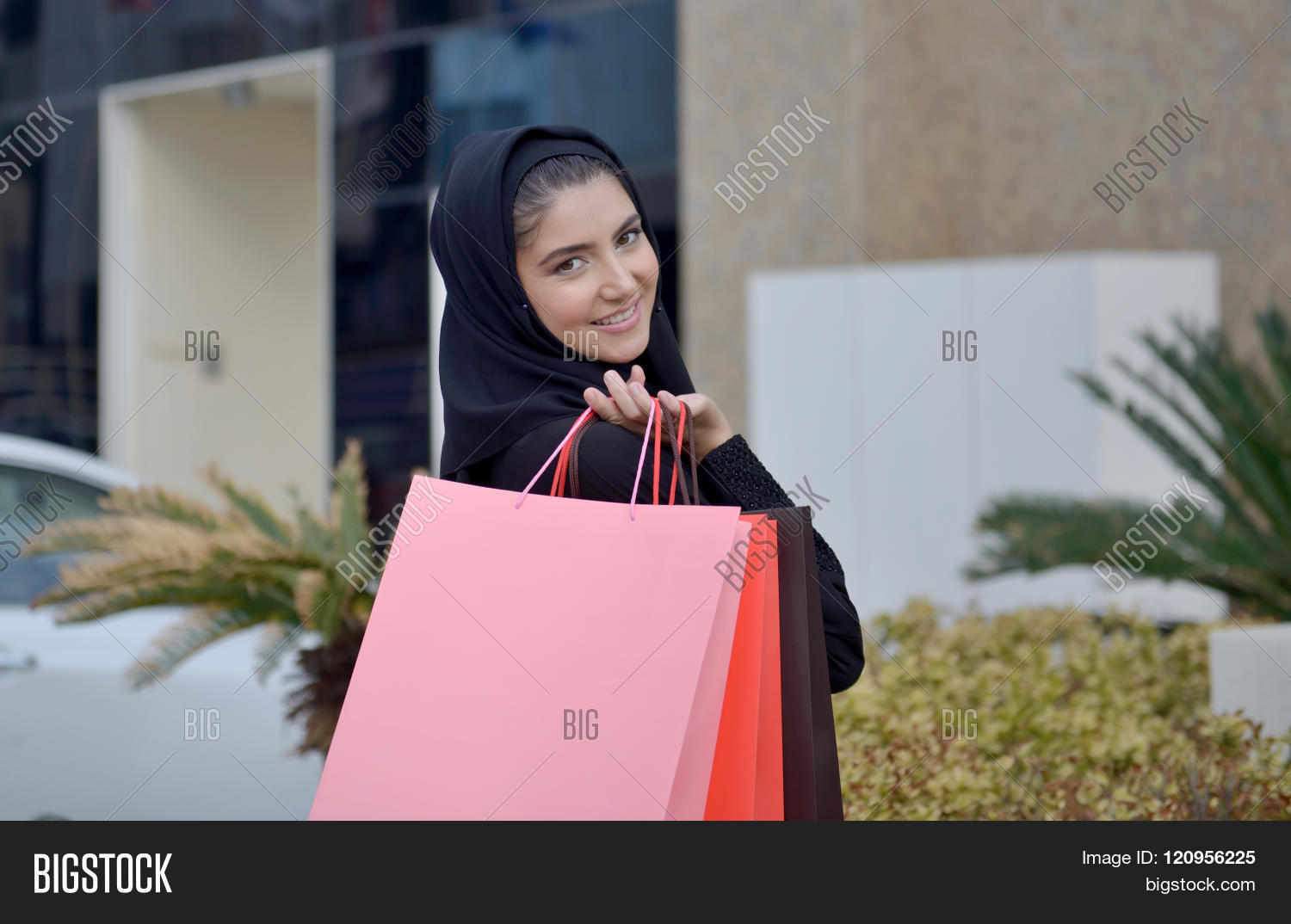 Emarati Arab Woman Image & Photo (Free Trial) | Bigstock