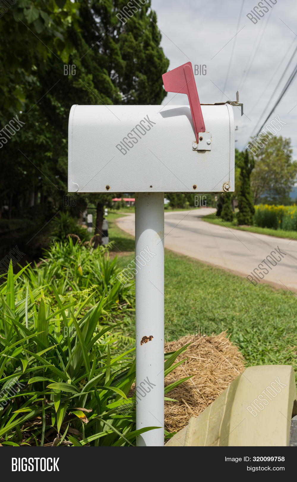 Traditional Mailbox Image & Photo (Free Trial) | Bigstock