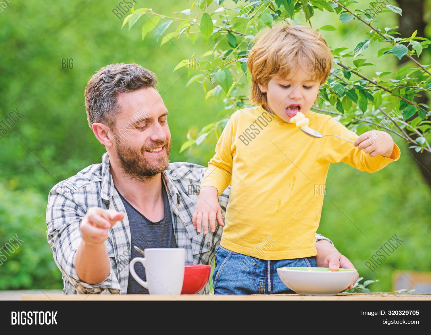 Imagen y foto Father Son Eat Food (prueba gratis) | Bigstock