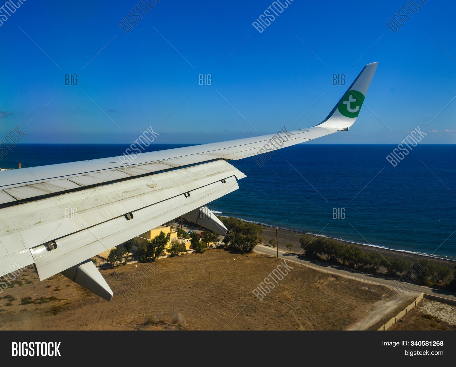 Wing Boeing 737-800 Image & Photo (Free Trial) | Bigstock
