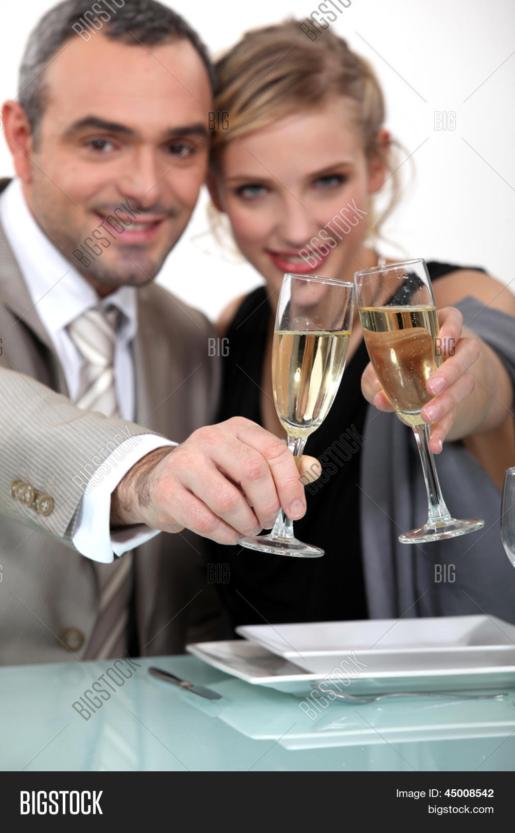 Imagen y foto Pareja Brindando (prueba gratis) | Bigstock