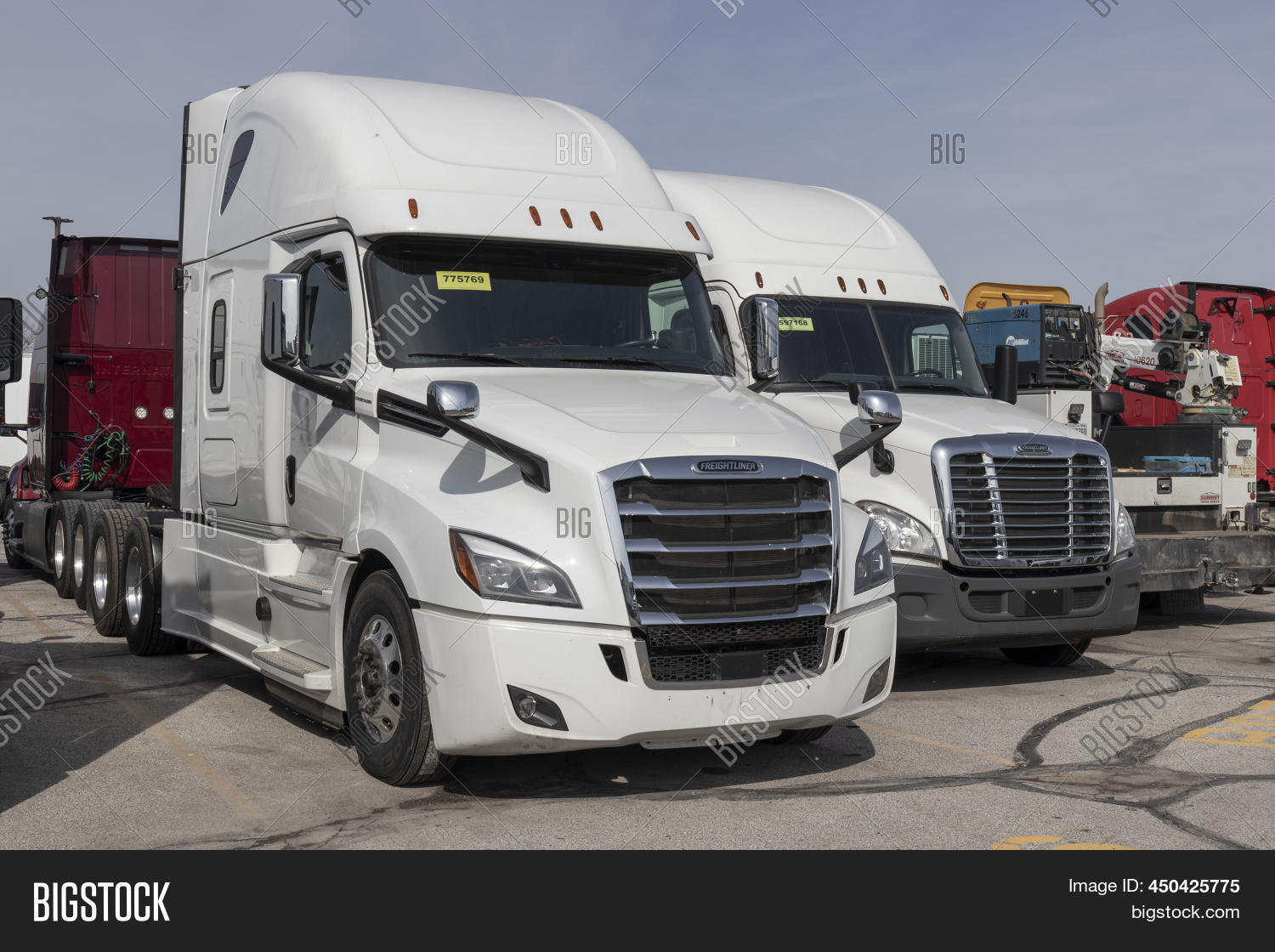 Freightliner Semi Image & Photo (Free Trial) | Bigstock