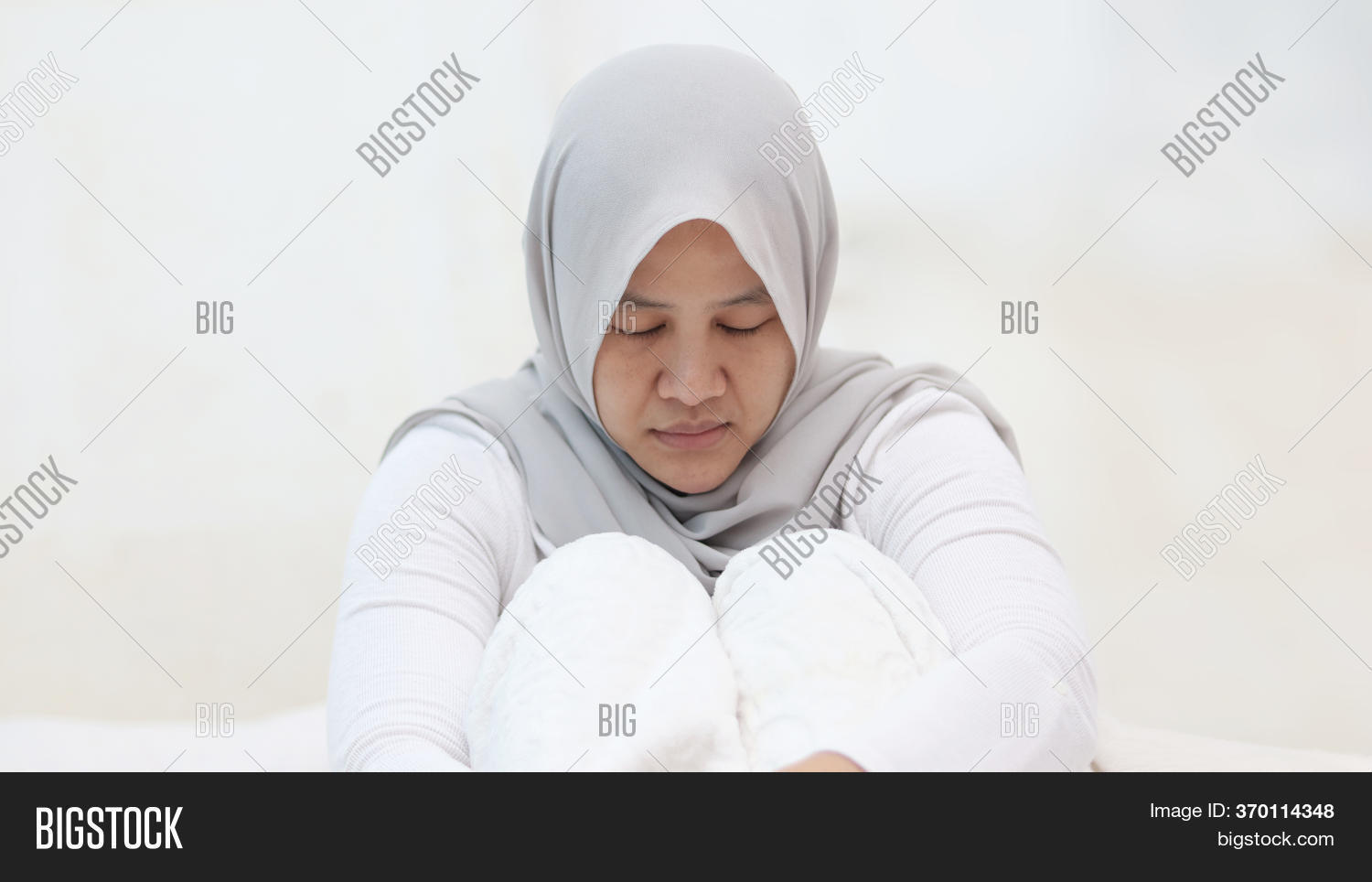 Sad Muslim Woman Image & Photo (Free Trial) | Bigstock