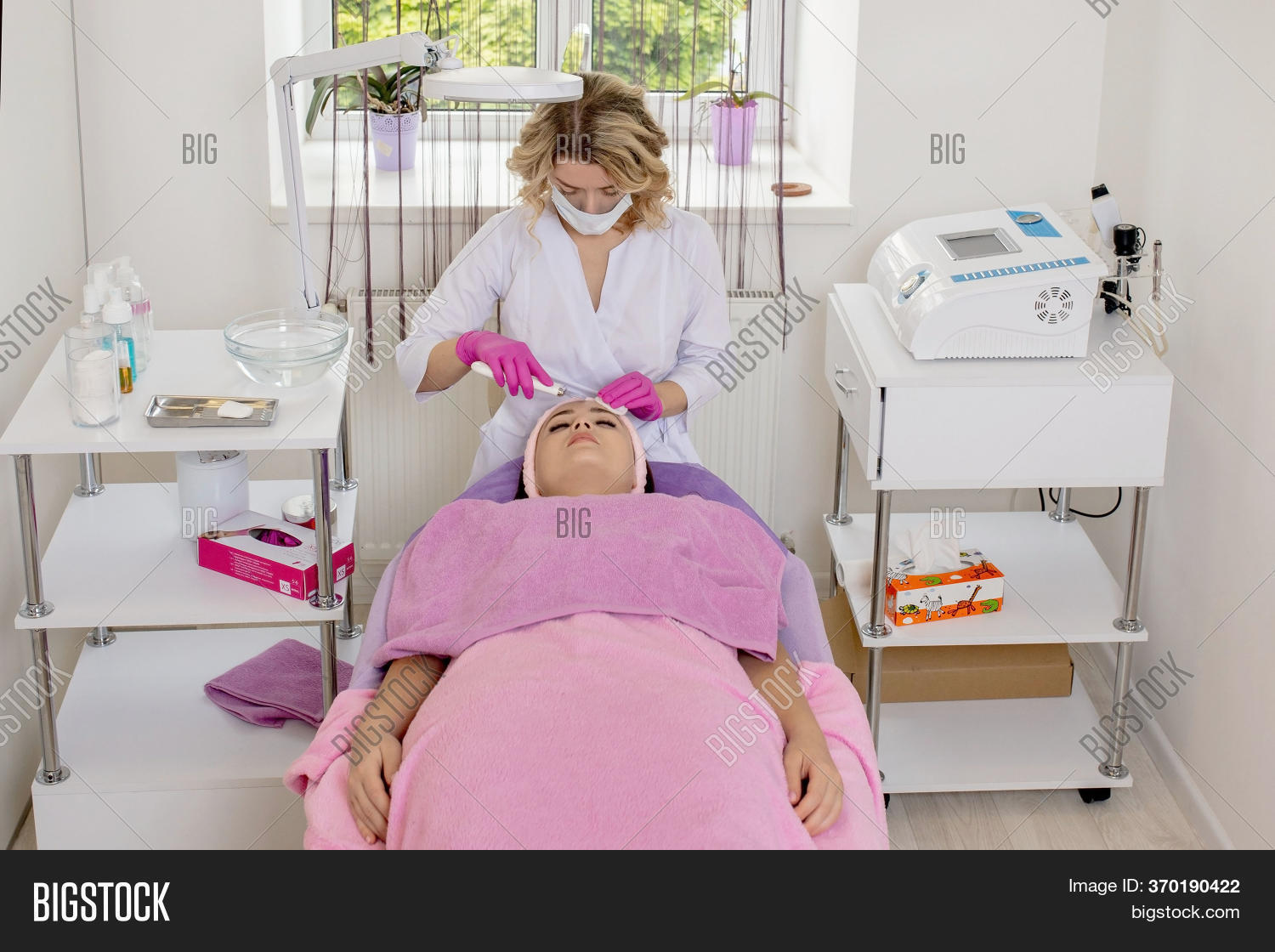 Ultrasonic Scrabbing. Image & Photo (Free Trial) | Bigstock