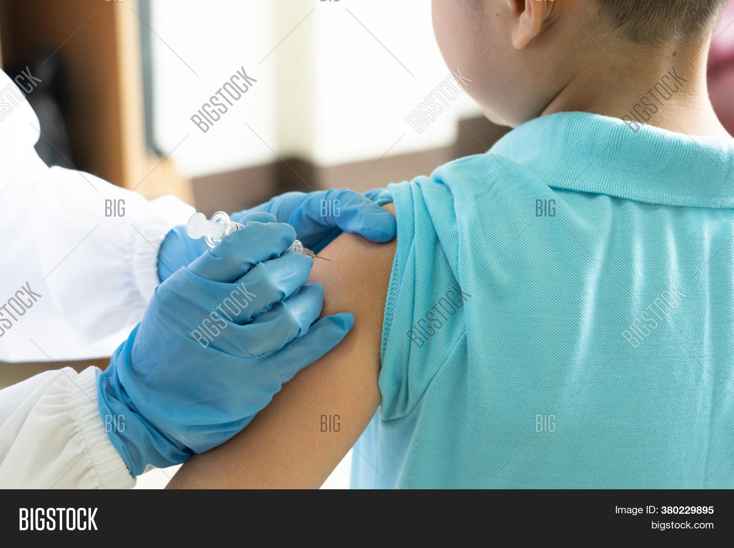 Doctor Using Syringe Image & Photo (Free Trial) | Bigstock