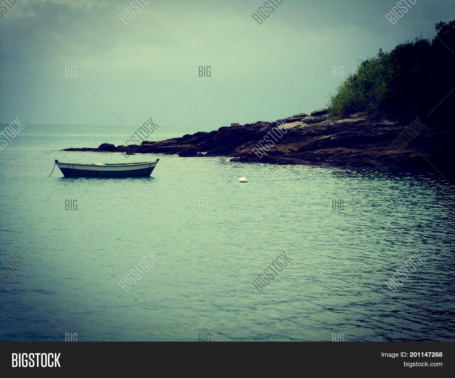 Barco En El Mar De Image & Photo (Free Trial) | Bigstock