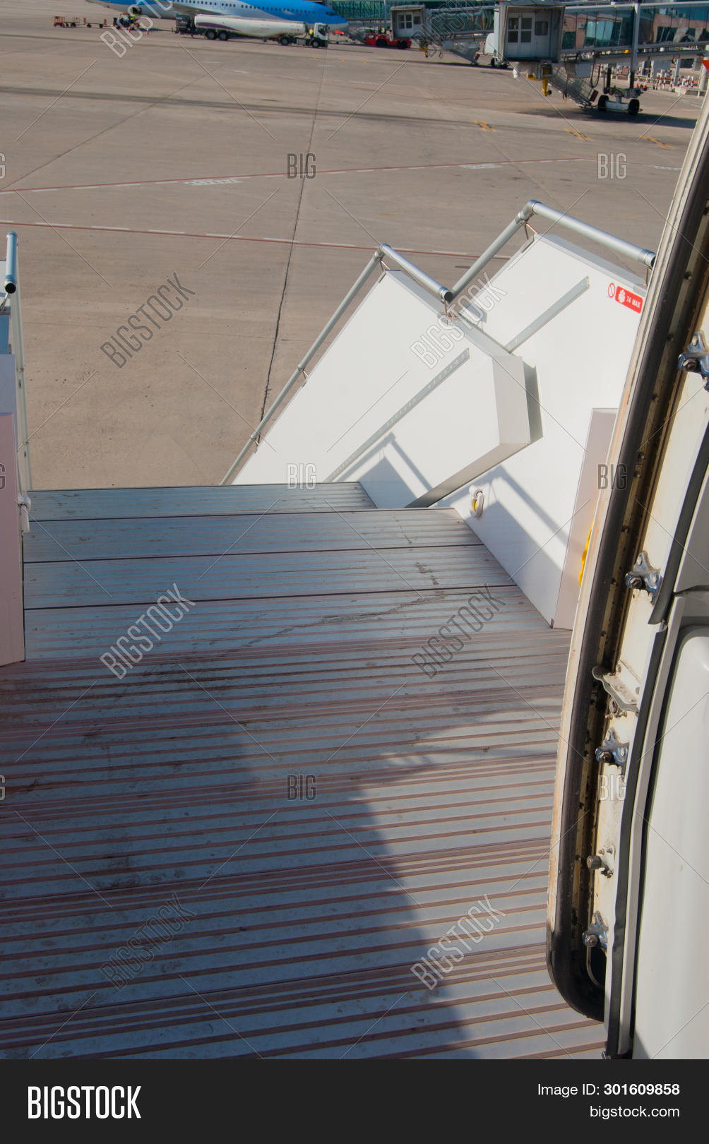 Thick Gateway Jet Image & Photo (Free Trial) | Bigstock