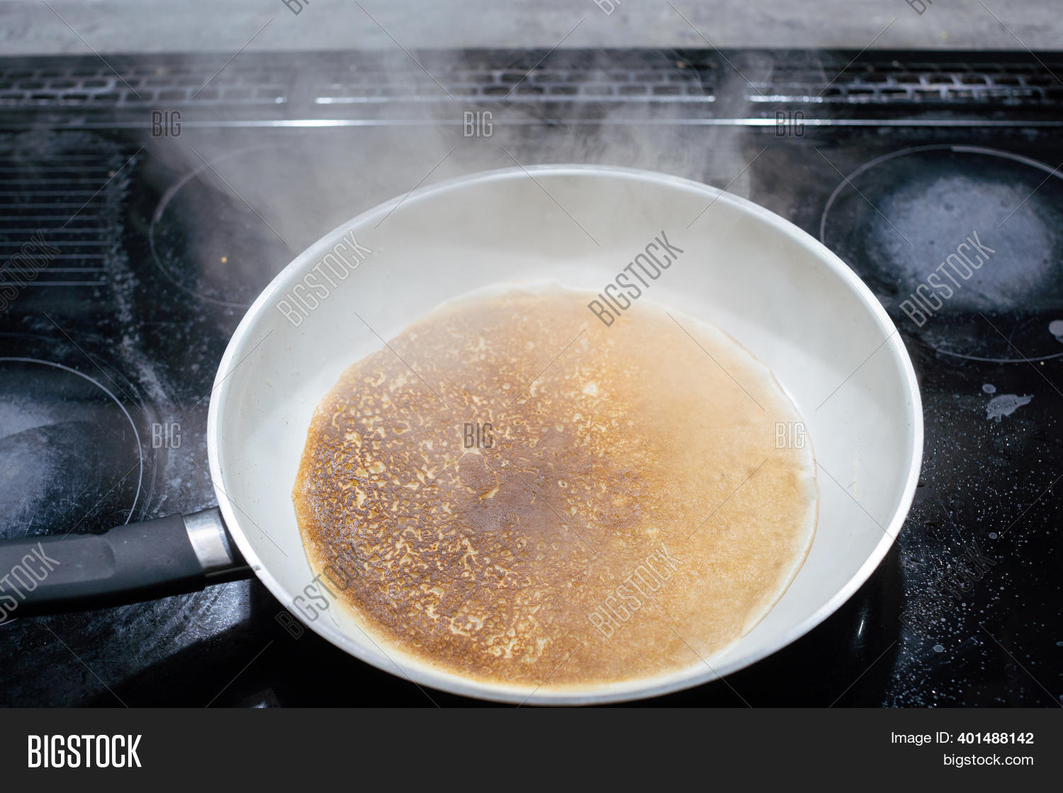 Large Frying Pan Image & Photo (Free Trial) | Bigstock