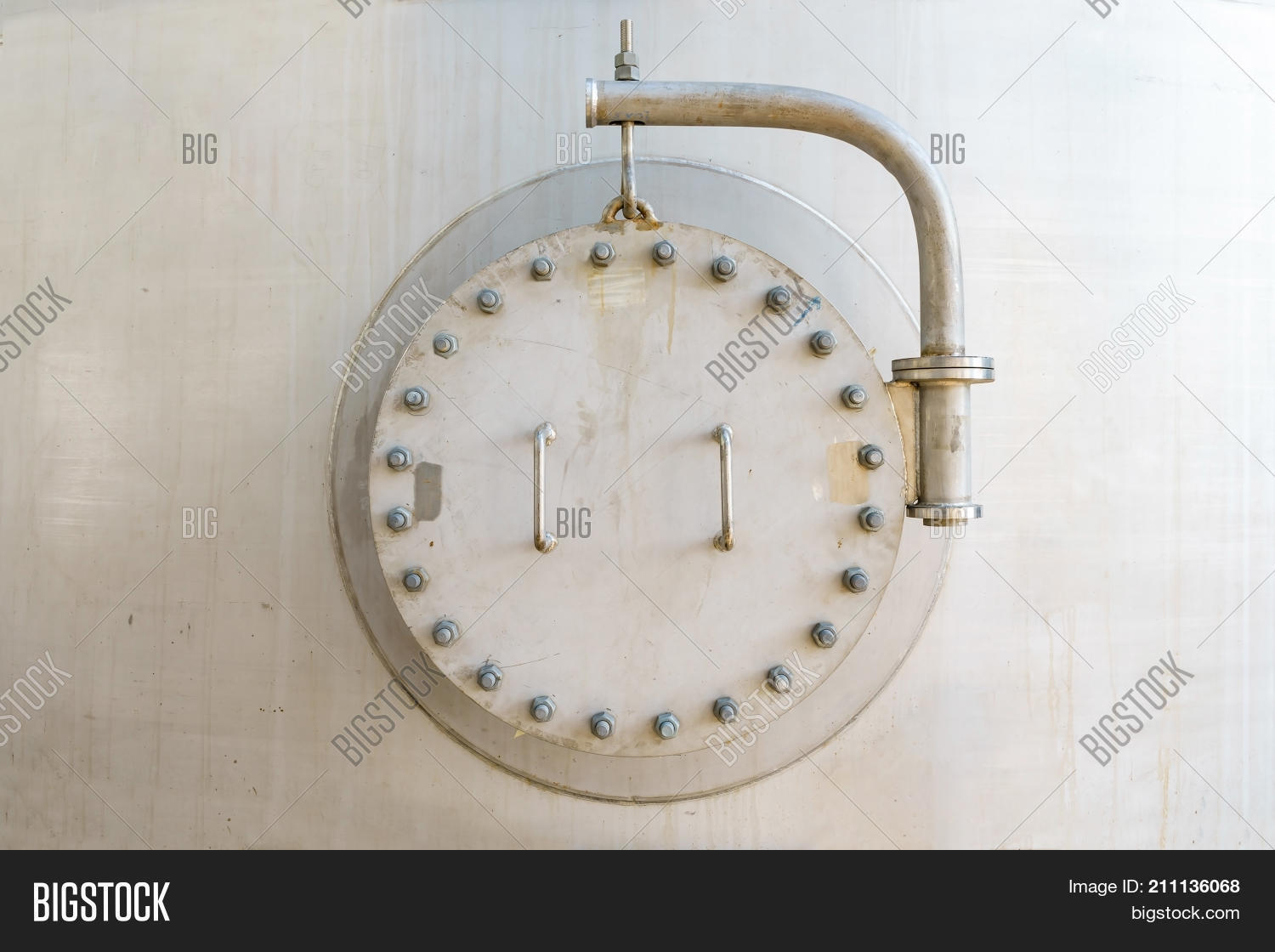 Imagen y foto Large Steel Manhole (prueba gratis) | Bigstock