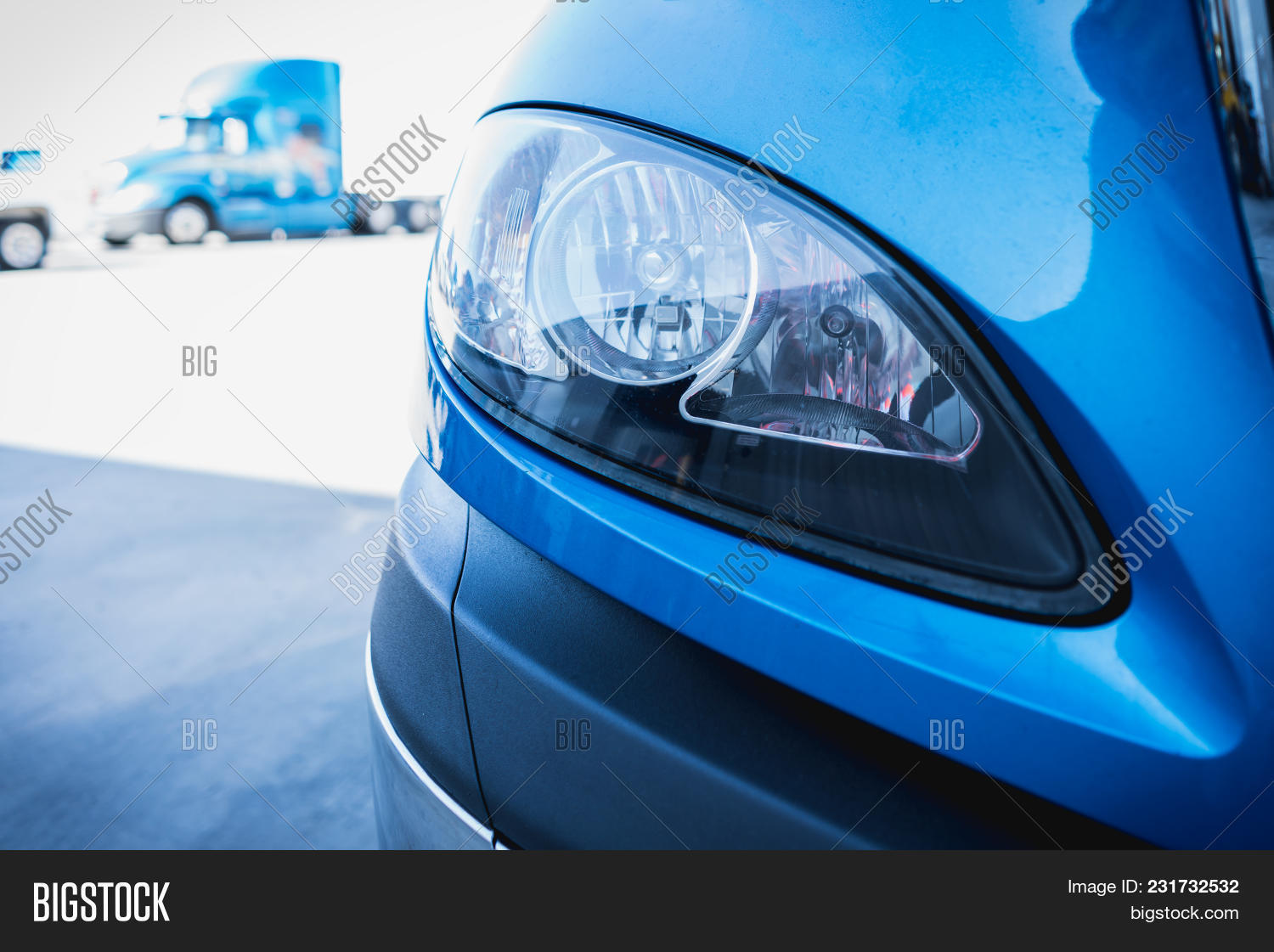 18 Wheeler Semi Truck Image & Photo (Free Trial) | Bigstock