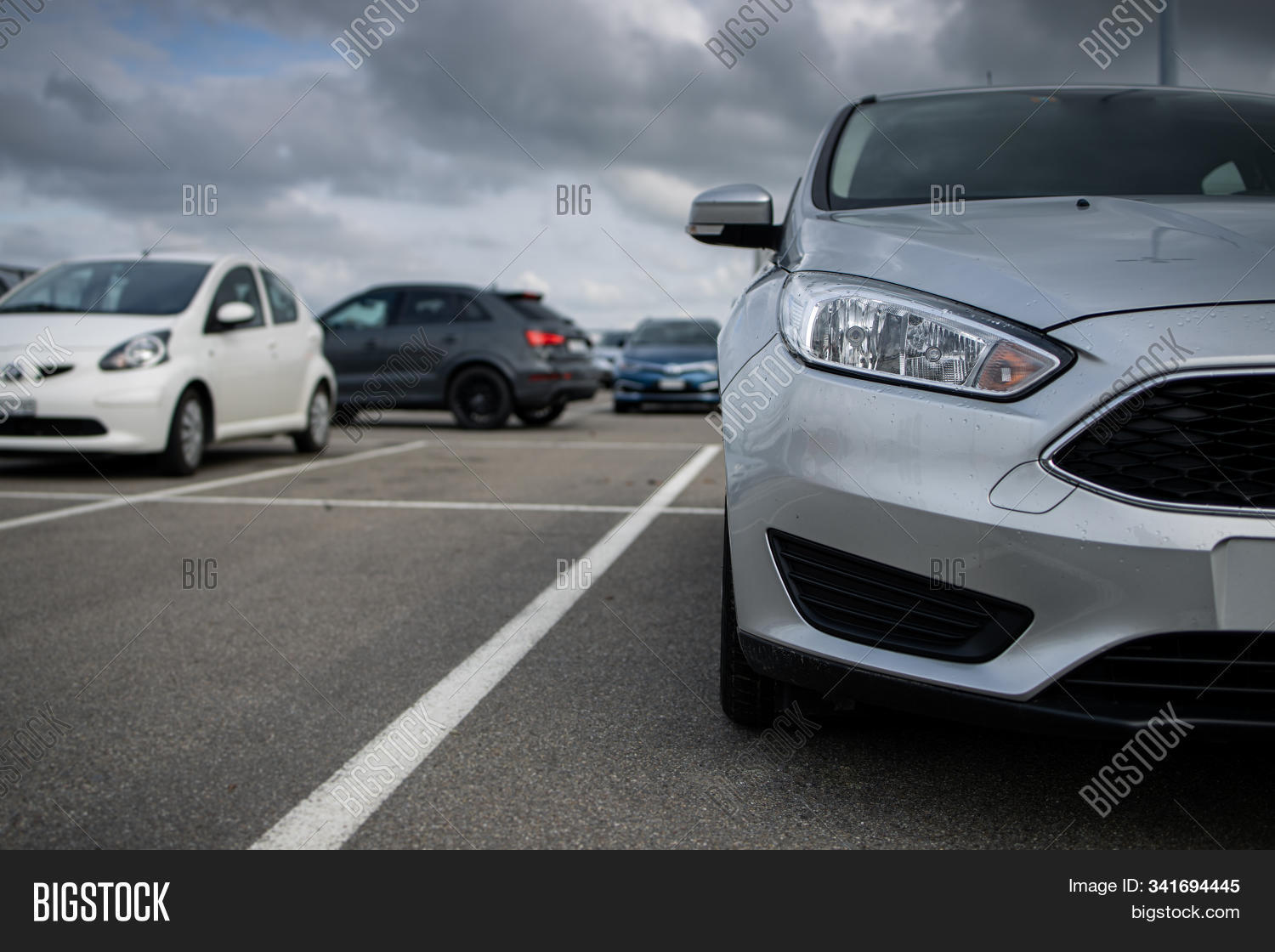 Imagen y foto Cars Parked Parking (prueba gratis) | Bigstock
