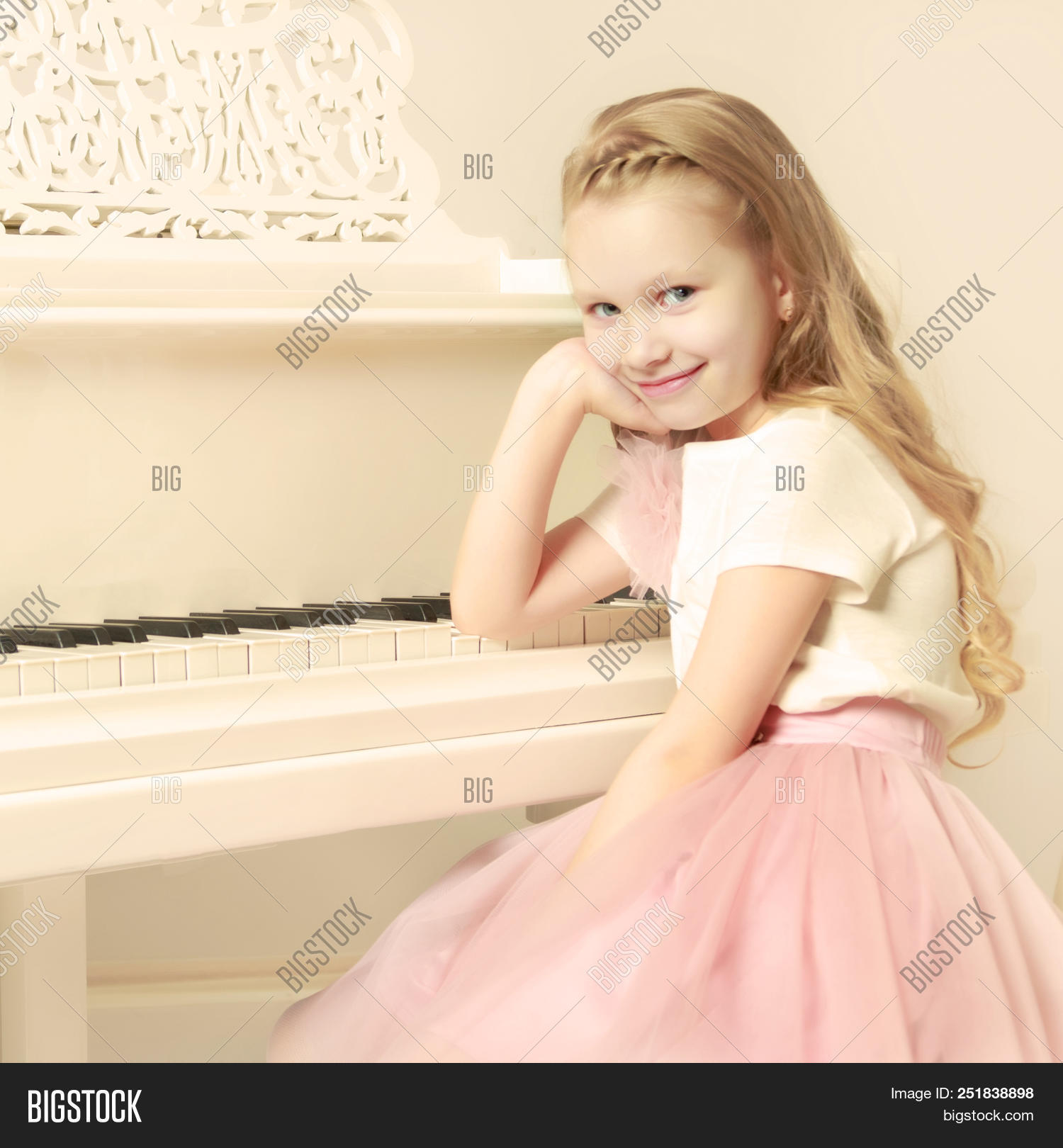 Caucasian Little Girl Image & Photo (Free Trial) | Bigstock