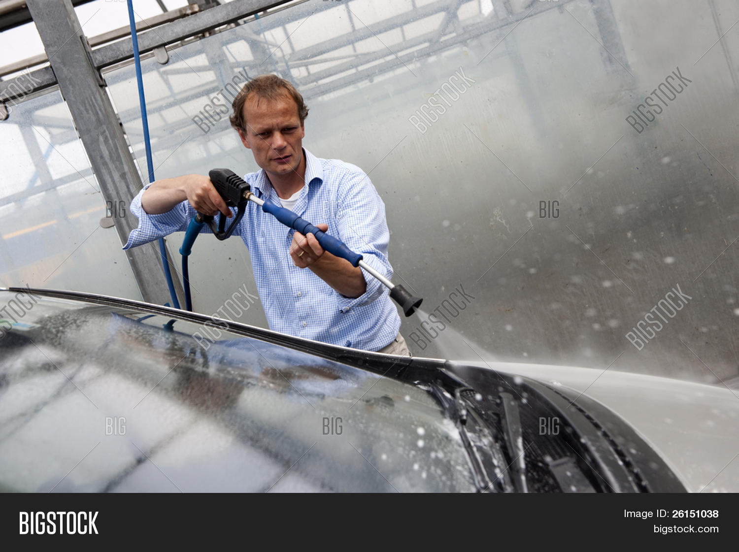 Man Washing Windscreen Image & Photo (Free Trial) | Bigstock