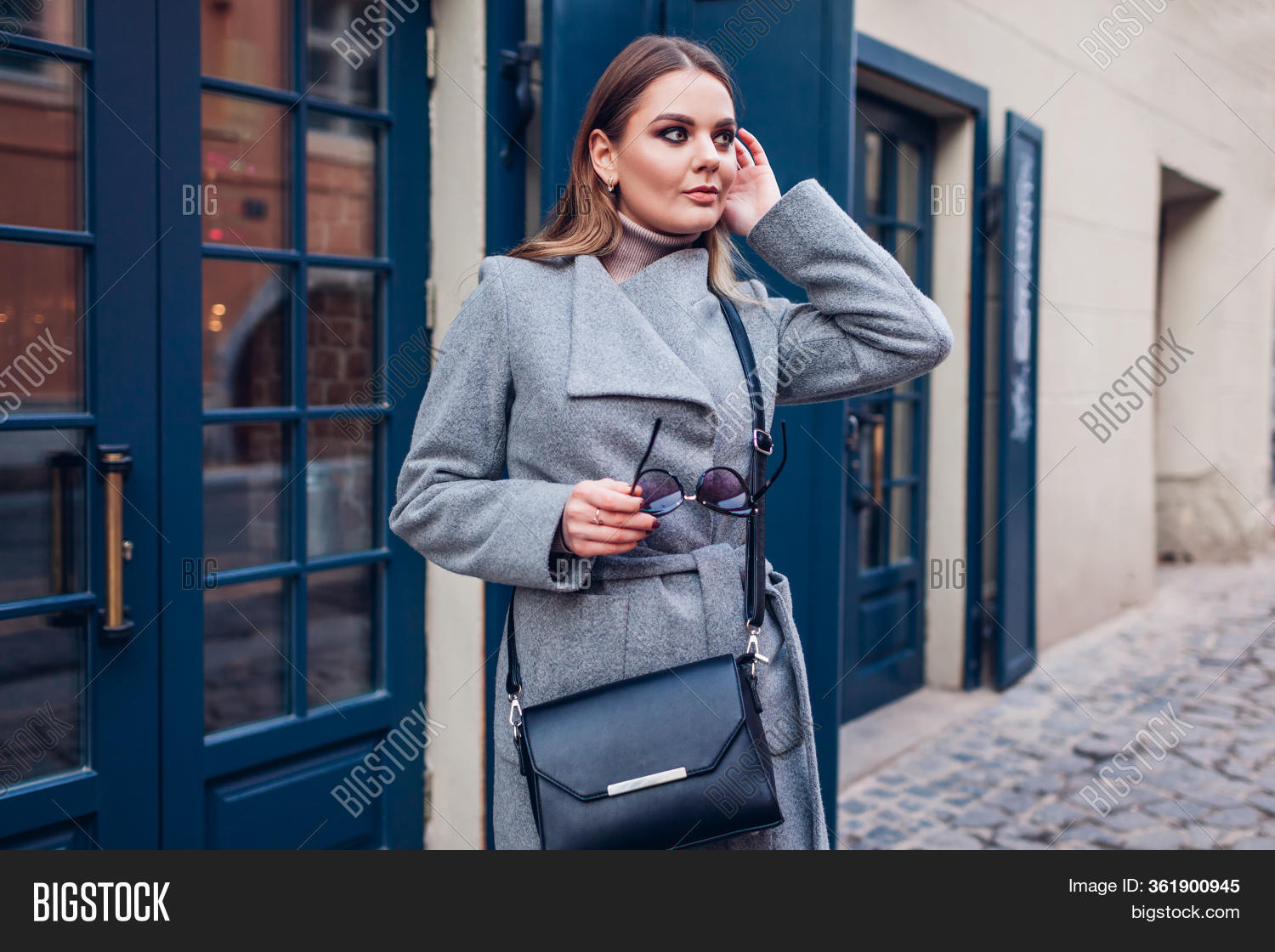 Stylish Lady With Purse Walking Picture