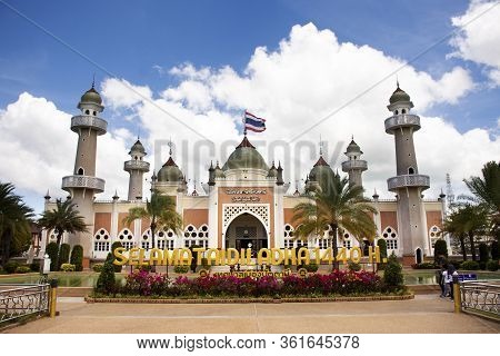 Thai People Foreign Image & Photo (Free Trial) | Bigstock