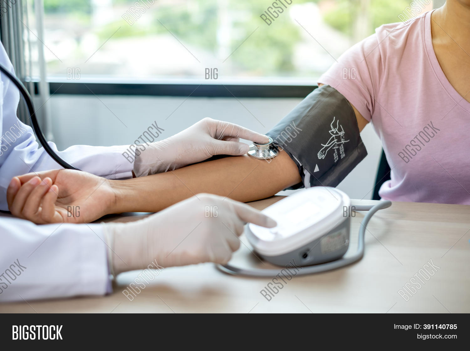 Doctor Evaluates Image & Photo (Free Trial) | Bigstock