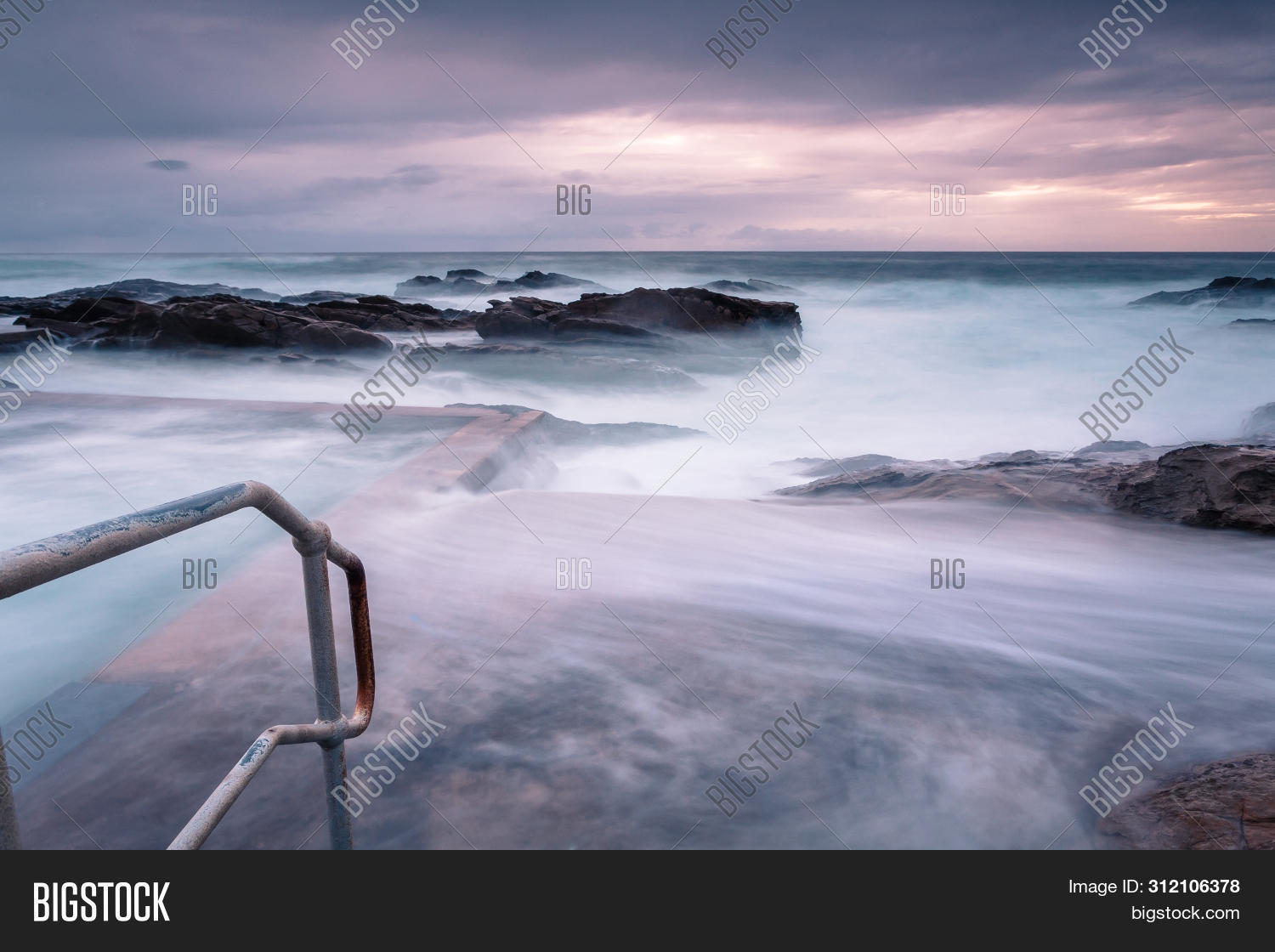 Imagen y foto Large Waves Swell (prueba gratis) | Bigstock