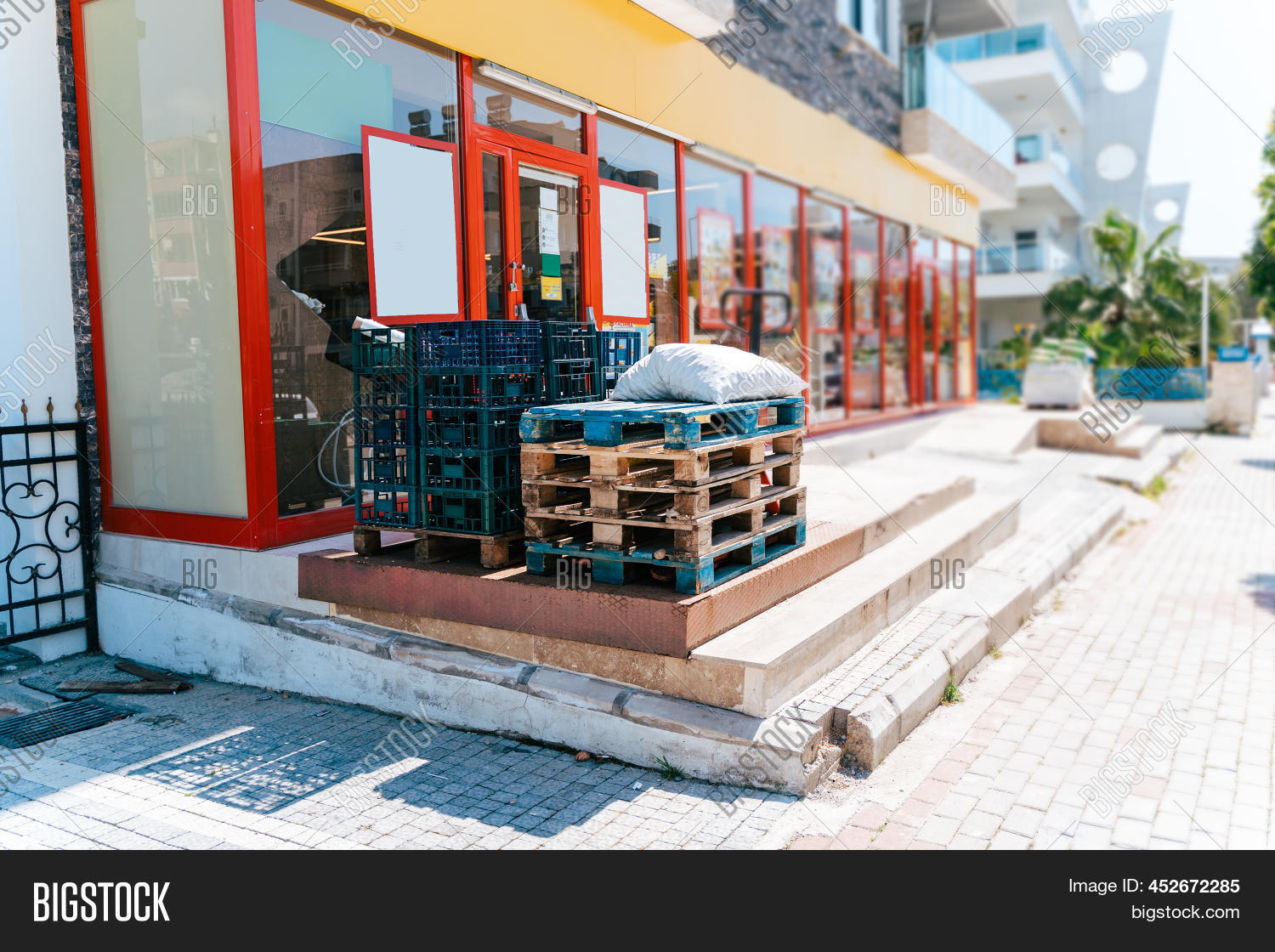 Empty Pallets Outside Image & Photo (Free Trial) | Bigstock