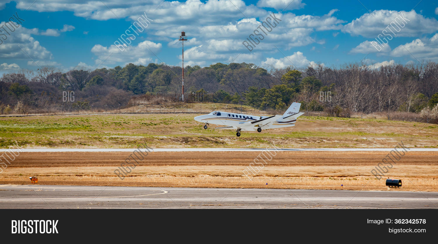 Private Jet Landing Image & Photo (Free Trial) | Bigstock