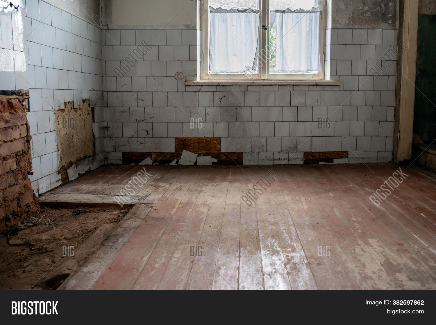 Poor Condition House. Image & Photo (Free Trial) | Bigstock