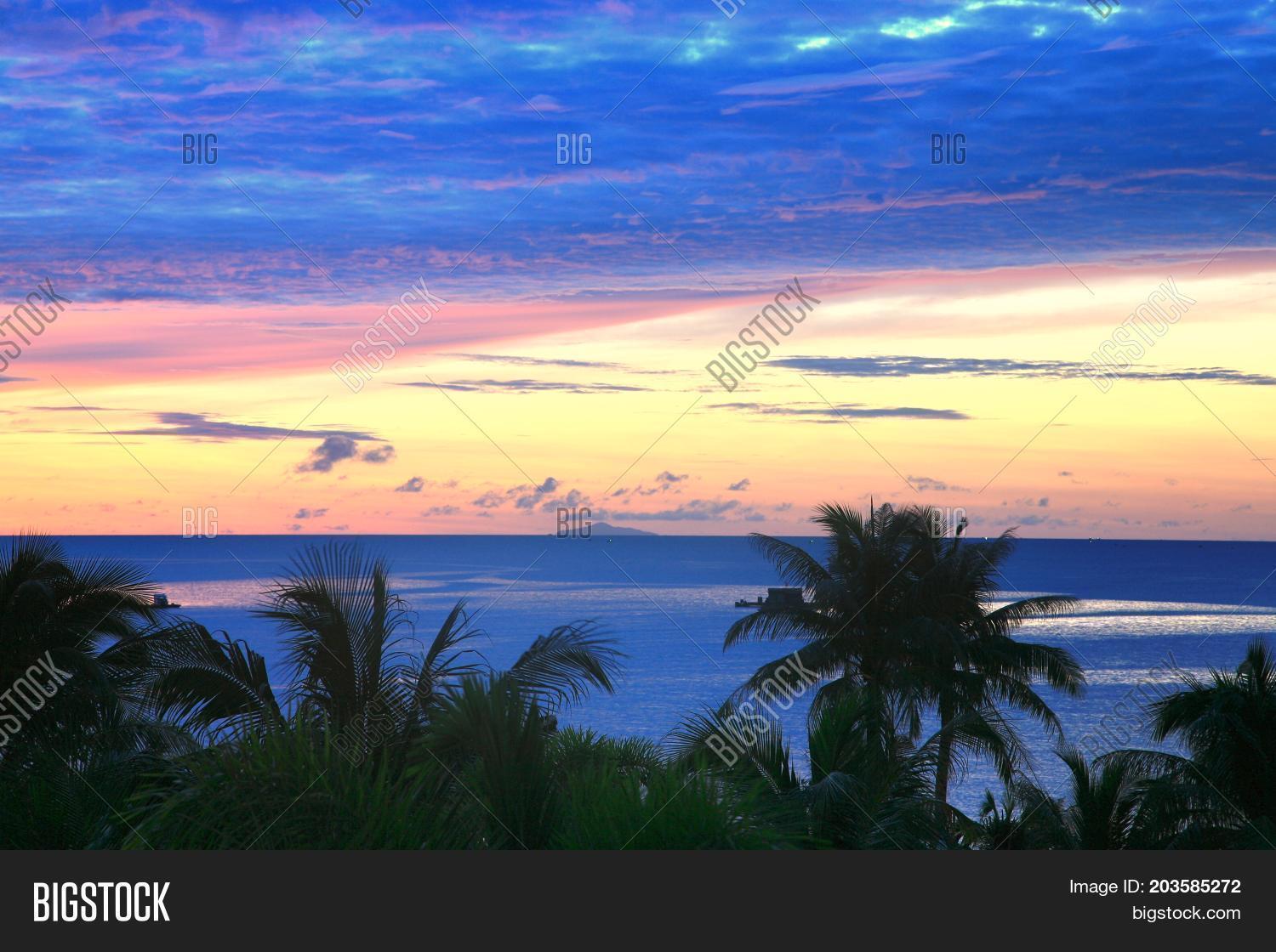 Imagen y foto Sunset Bai Khem (prueba gratis) | Bigstock