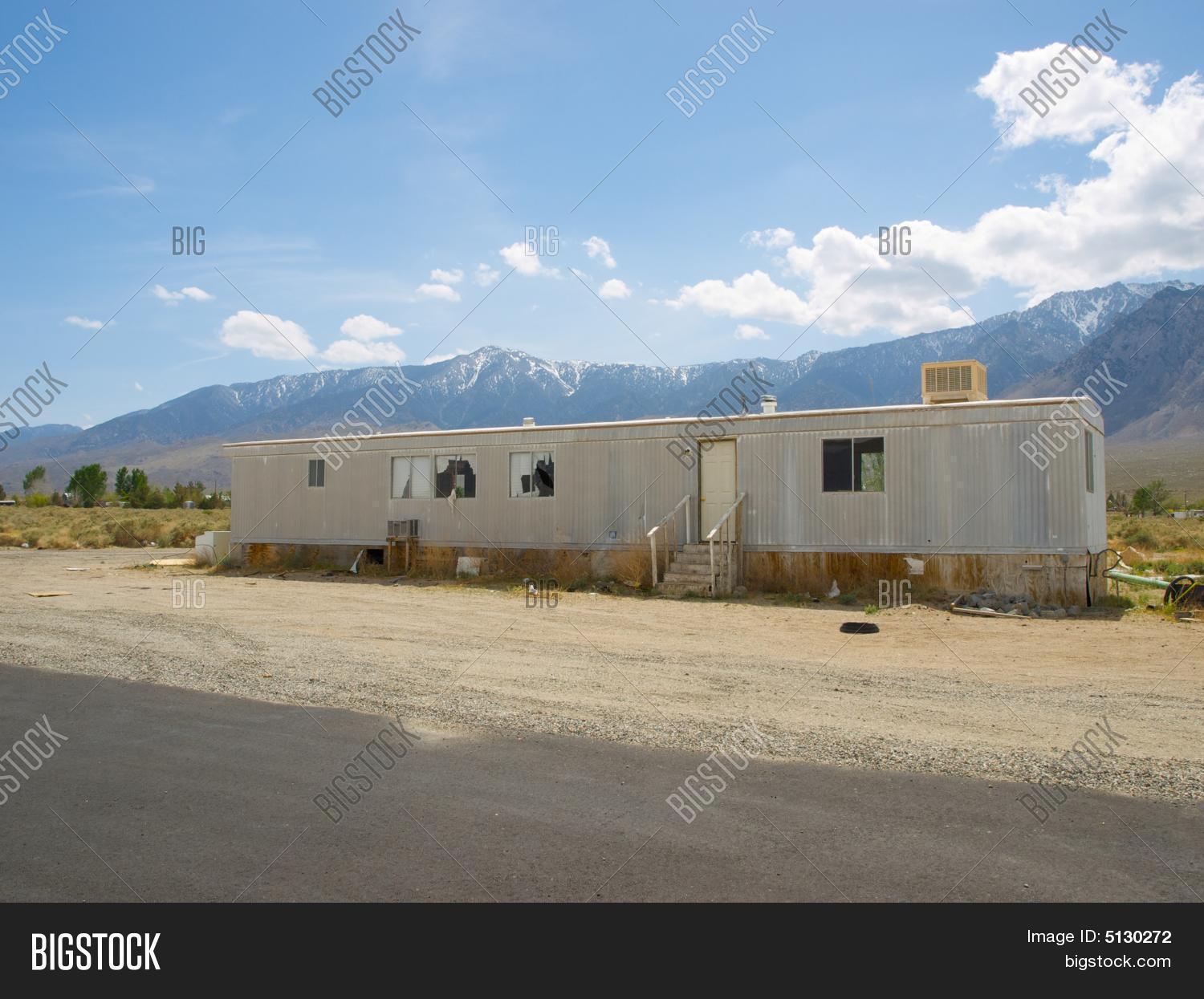 Abandoned Mobile Home Image & Photo (Free Trial) | Bigstock