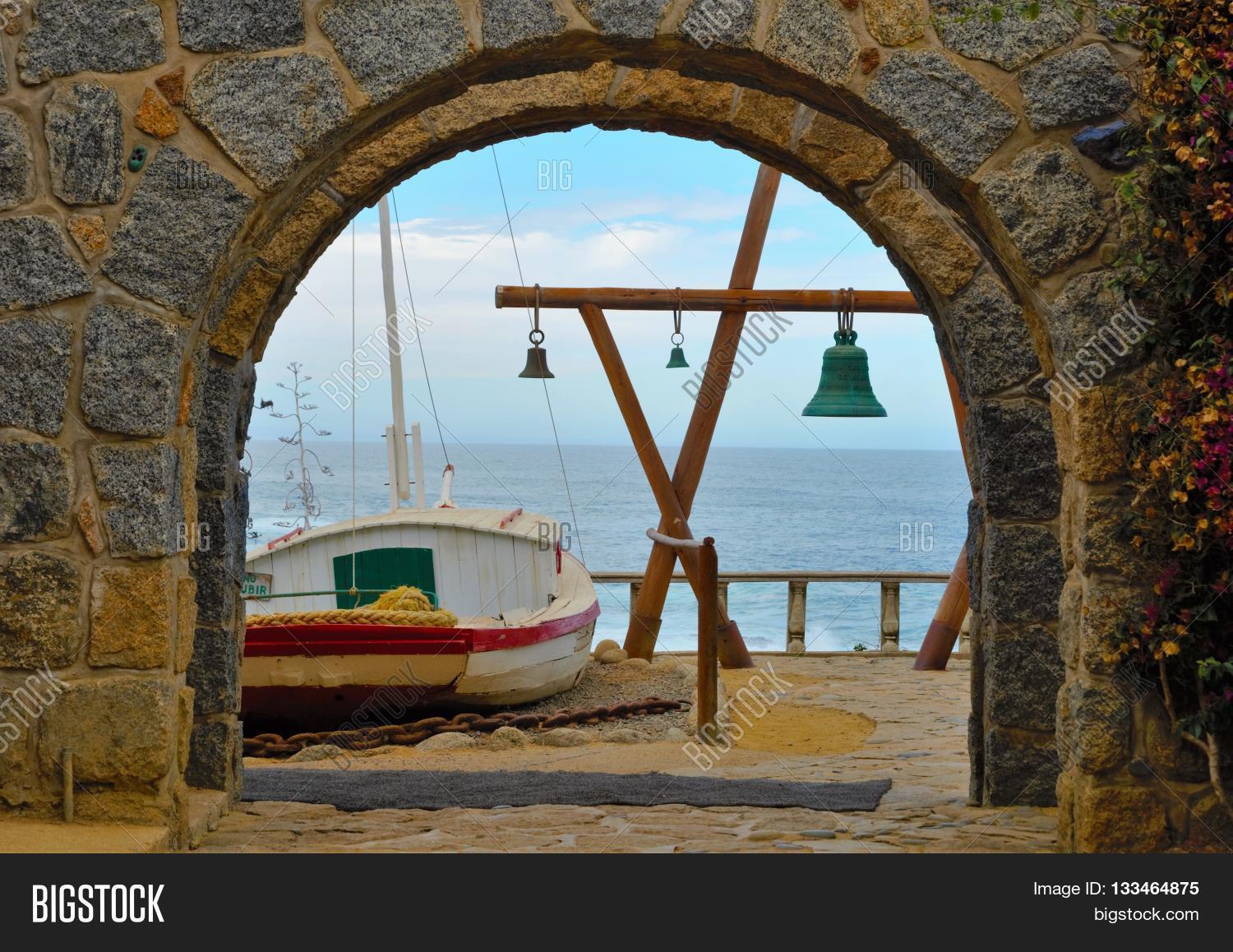 Imagen y foto View Through Arch (prueba gratis) | Bigstock