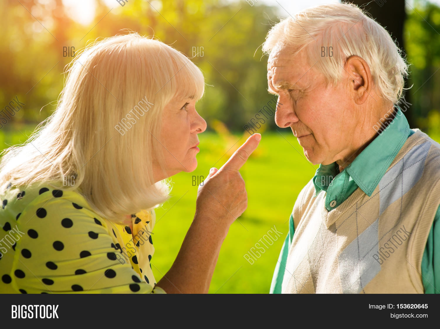 Woman Pointing 图片和照片（免费试用） | Bigstock
