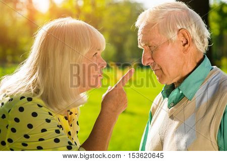 Woman Pointing 图片和照片（免费试用） | Bigstock
