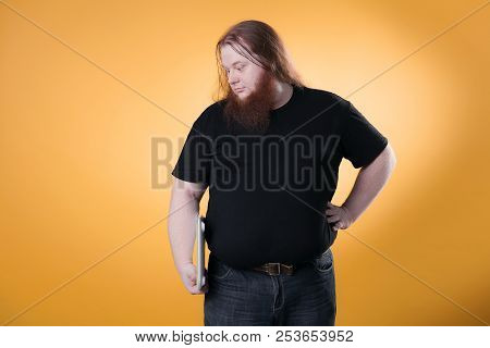 Fat Man Holding 图片和照片（免费试用） | Bigstock