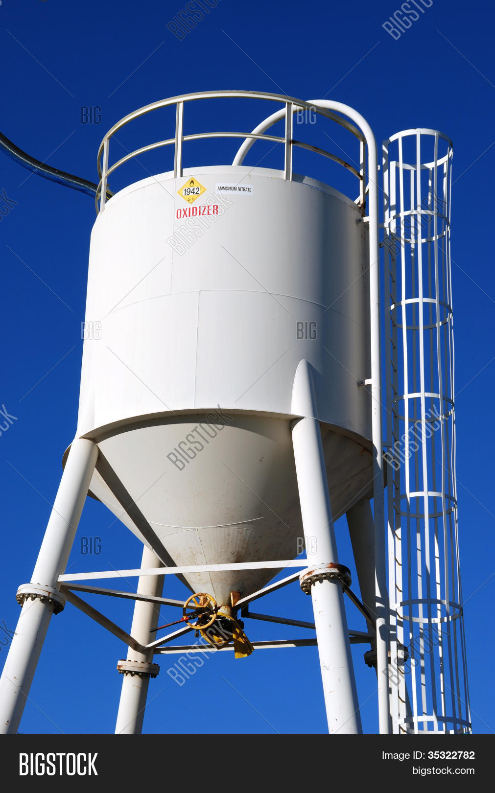 Ammonium Nitrate Image & Photo (Free Trial) | Bigstock