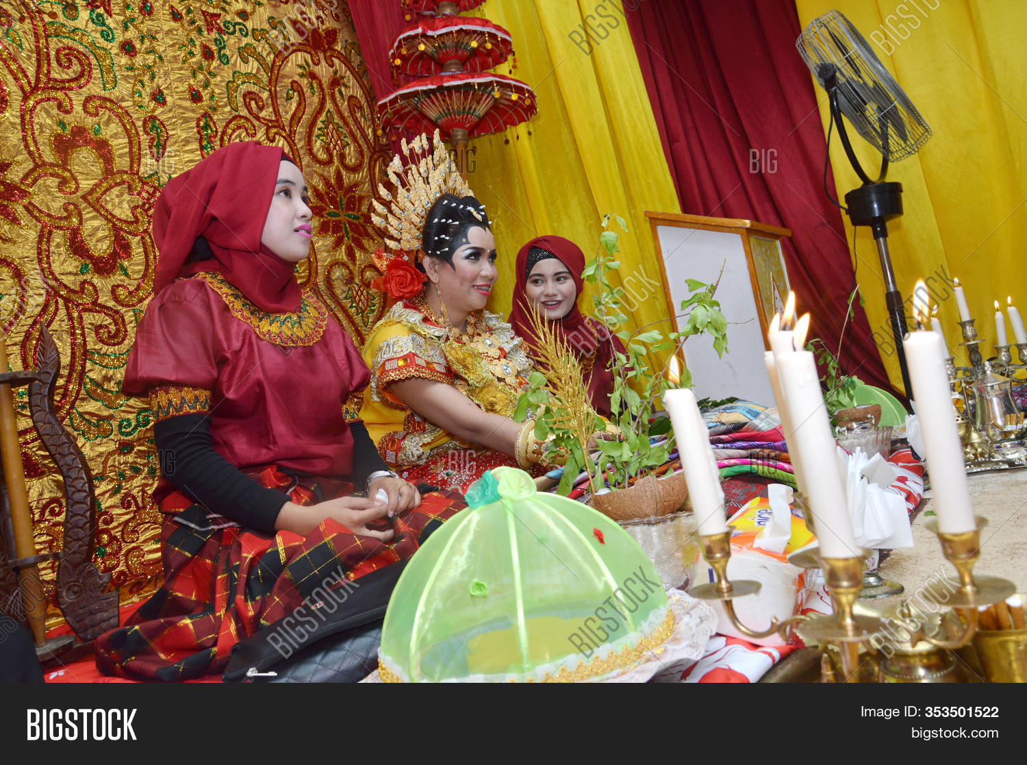 Traditional Bugisnese Image & Photo (Free Trial) | Bigstock