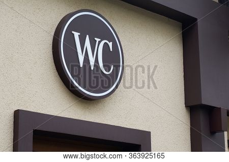 Round Toilet Sign On Image & Photo (Free Trial) | Bigstock