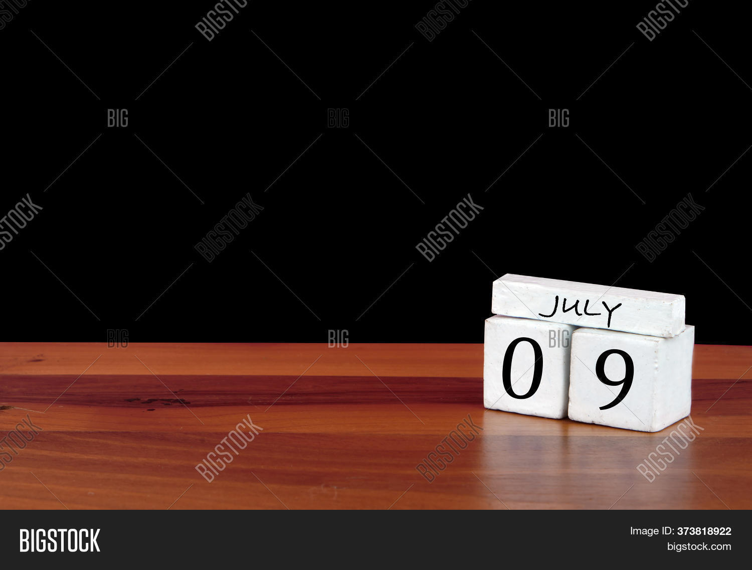 Imagen y foto 9 July Calendar (prueba gratis) | Bigstock