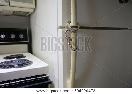 Handcuffed Kuva ja valokuva (ilmainen kokeilu) | Bigstock