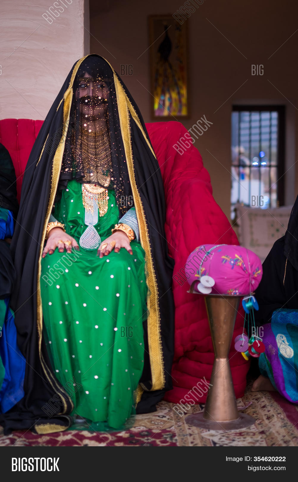 Uae Traditional Dress Image & Photo (Free Trial) | Bigstock