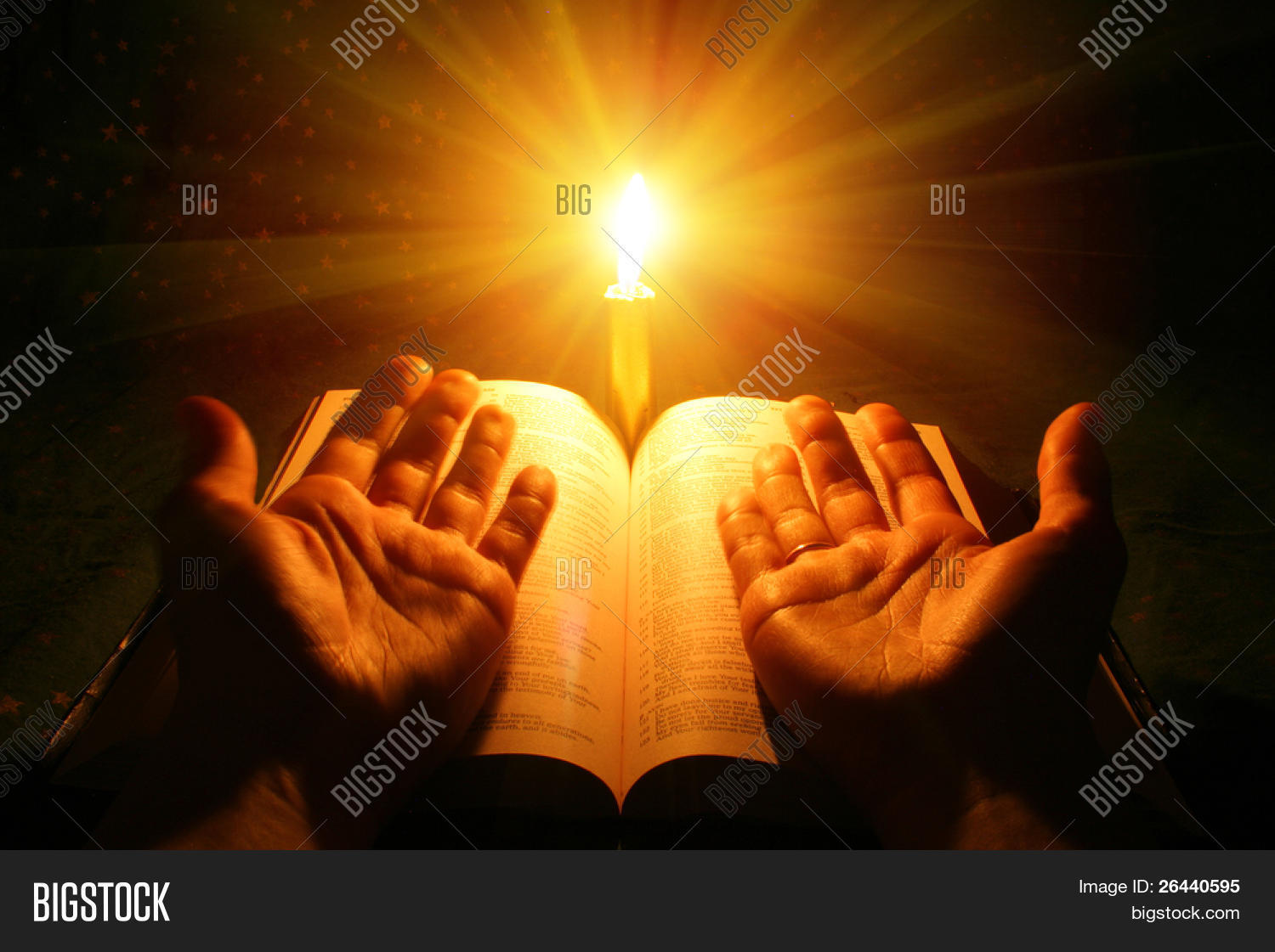 Imagen y foto Una Biblia Abierta (prueba gratis) | Bigstock
