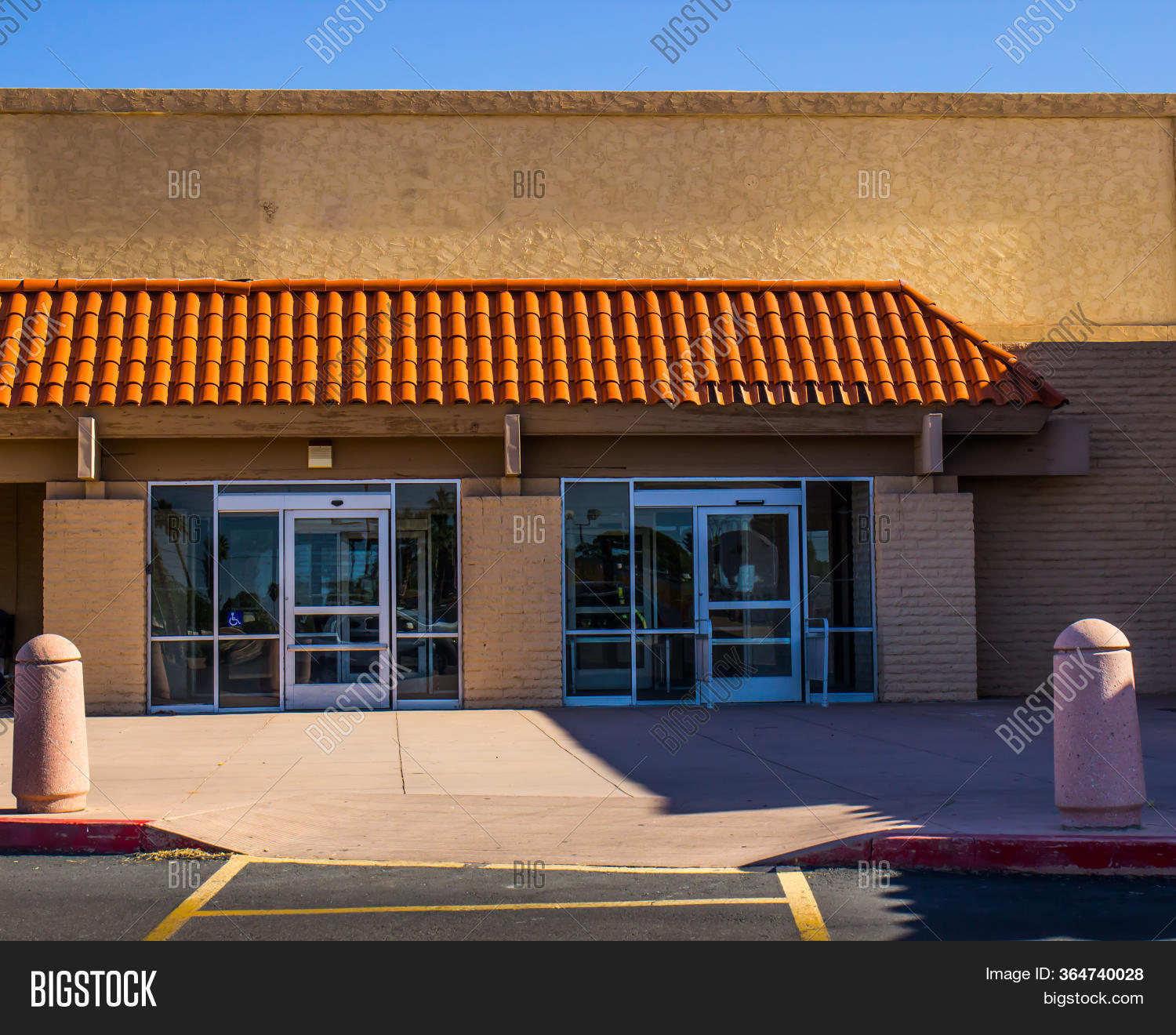 Vacant Commercial Image & Photo (Free Trial) | Bigstock