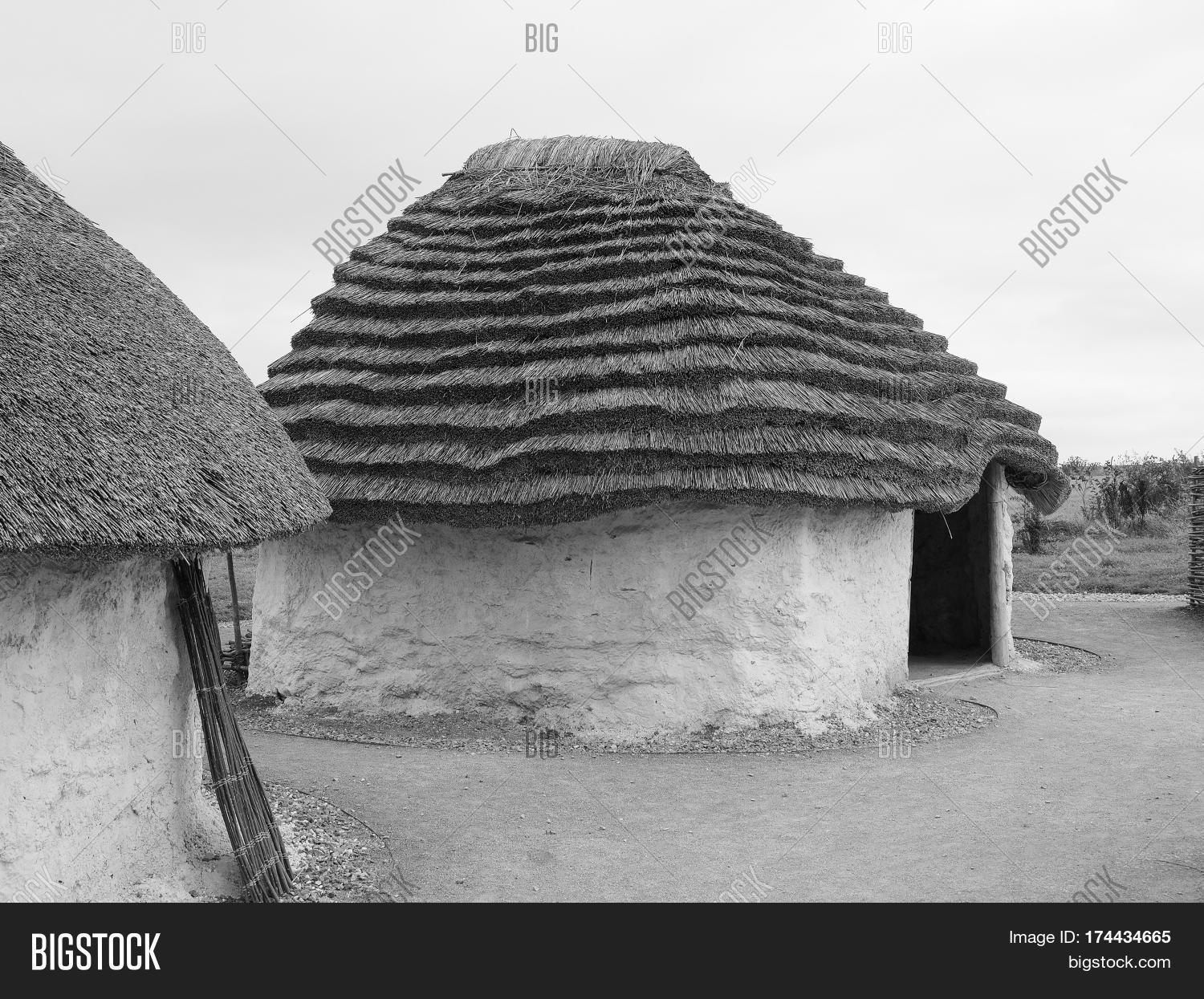 Reconstruction Neolithic Houses At Stonehenge Visitor39s