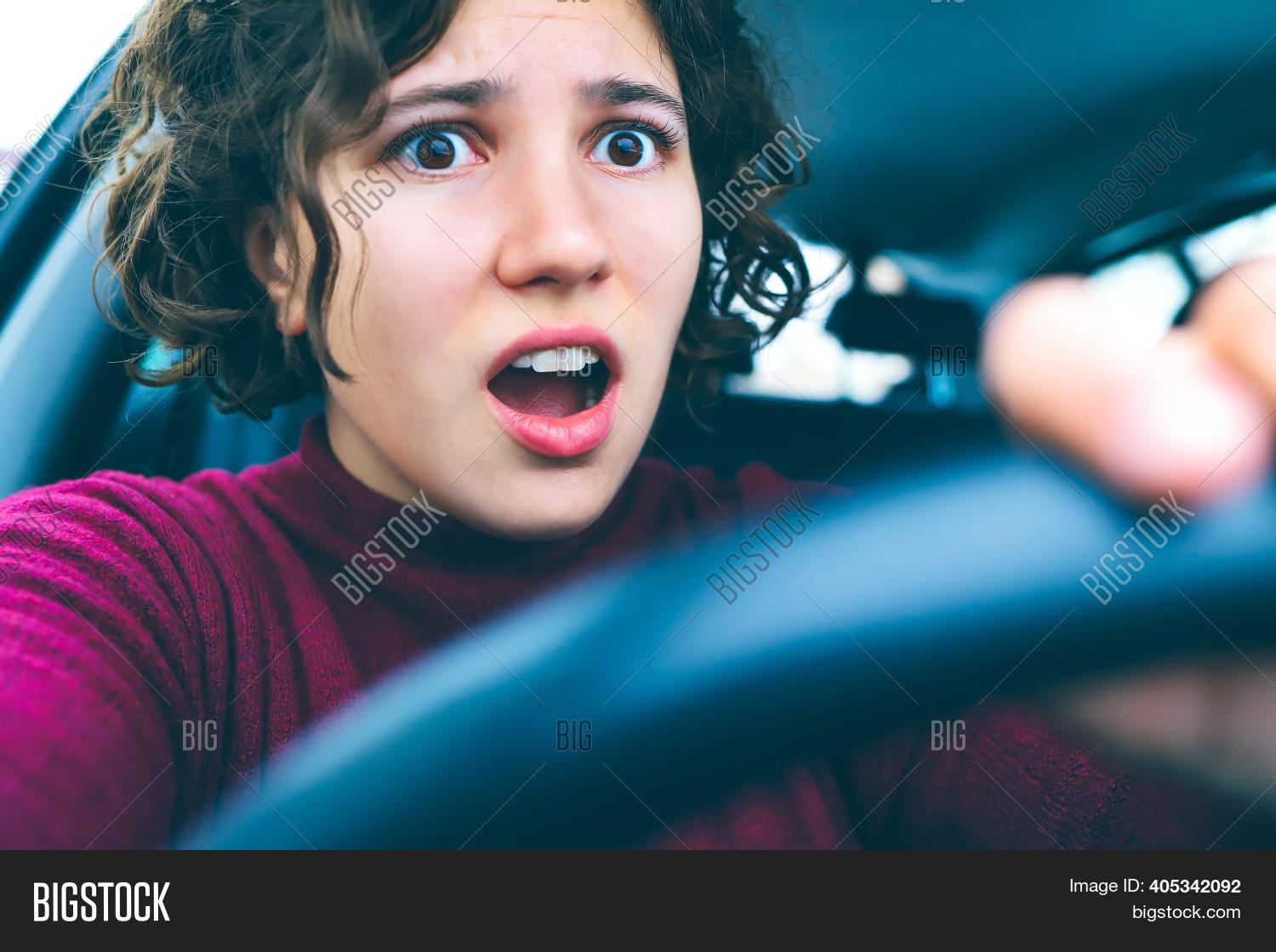 Young Woman 图片和照片（免费试用） | Bigstock