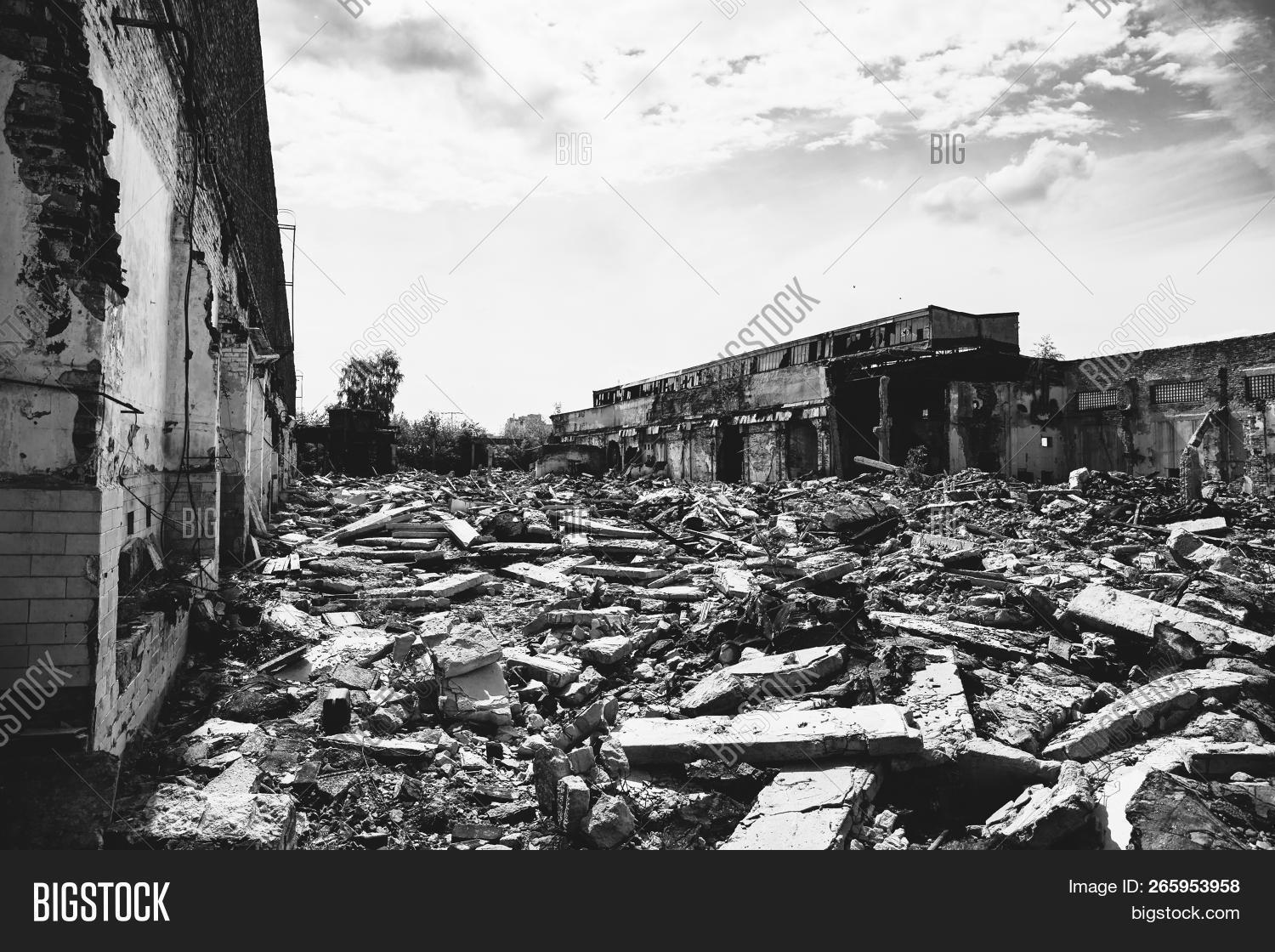 Imagen y foto Earthquake War (prueba gratis) | Bigstock