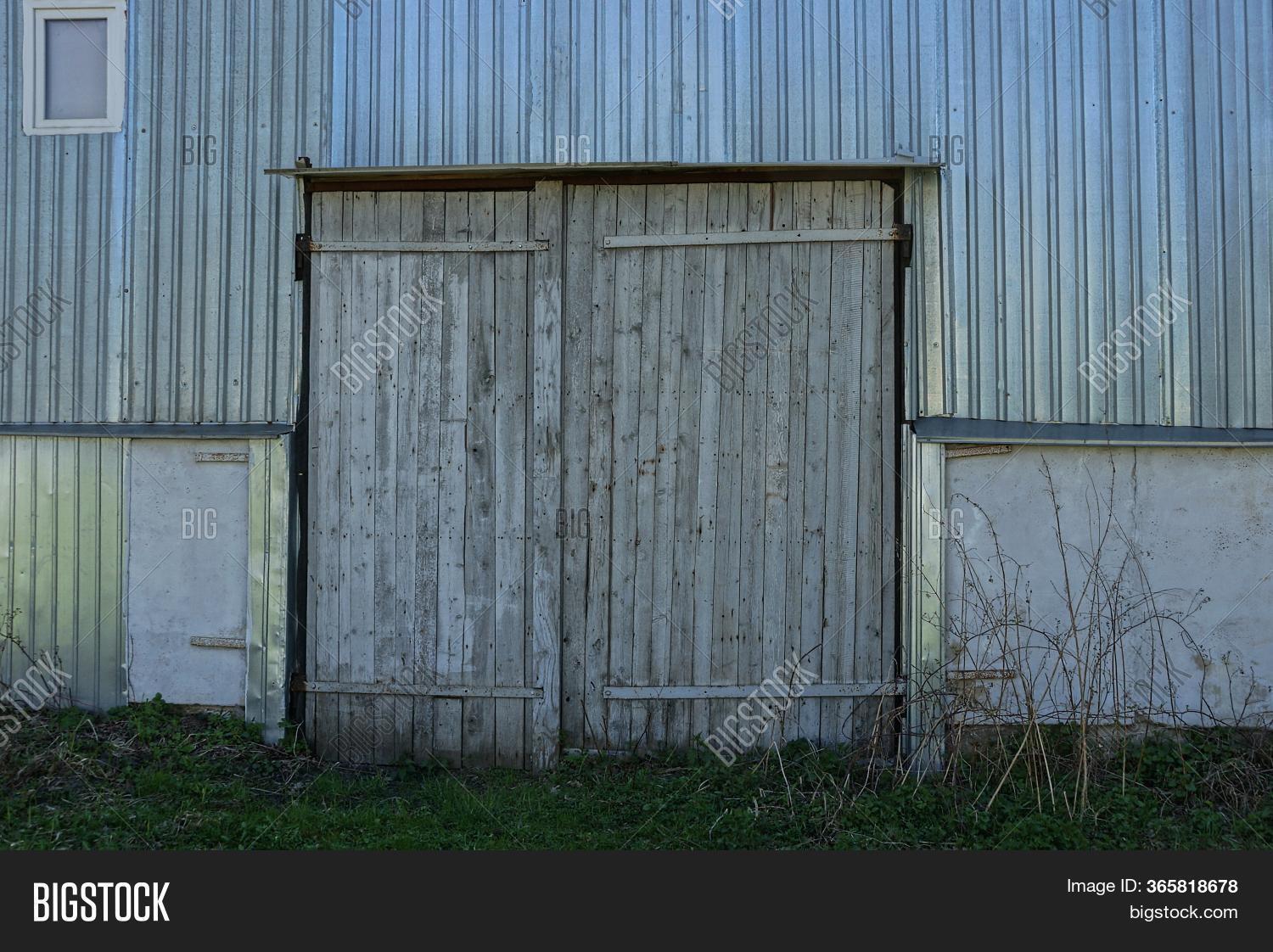 Facade Old Garage Image & Photo (Free Trial) | Bigstock