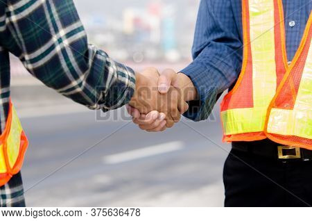 Cooperation And Team Construction Success Images, Illustrations ...