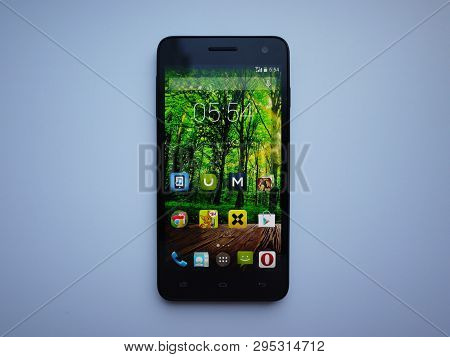 Smartphone Display Image & Photo (Free Trial) | Bigstock