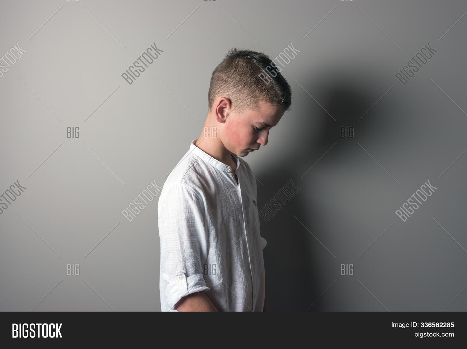 Sad Cute Boy 图片和照片（免费试用） | Bigstock