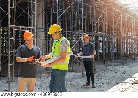 Engineer Discussing Image & Photo (Free Trial) | Bigstock