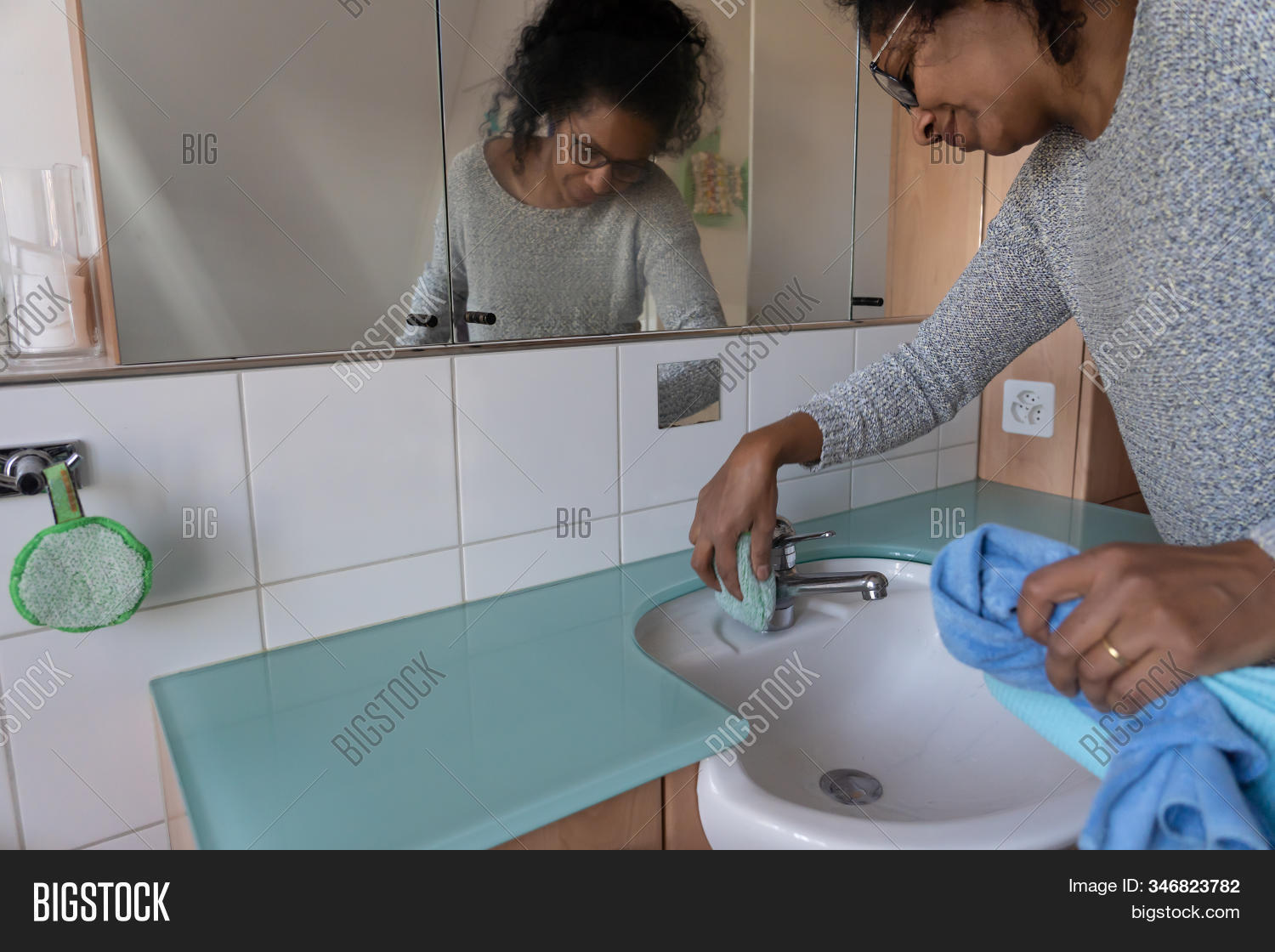 Woman Cleans Bath Image & Photo (Free Trial) | Bigstock