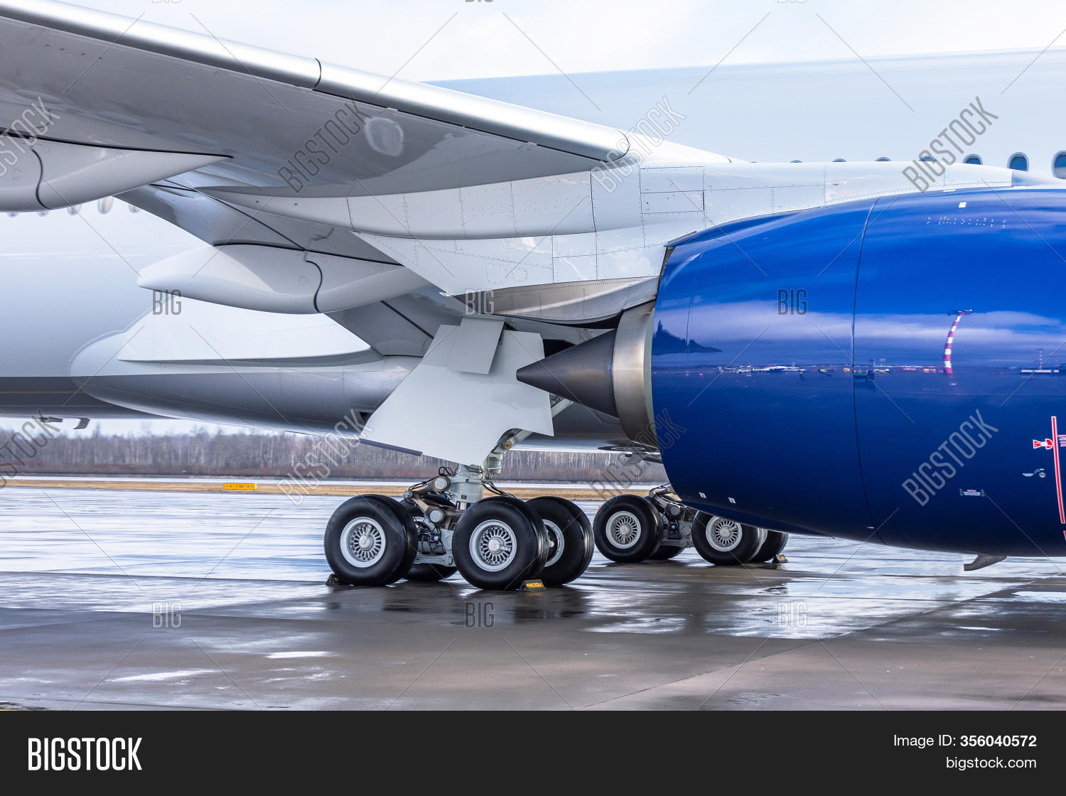 Airplane Side View Image & Photo (Free Trial) | Bigstock